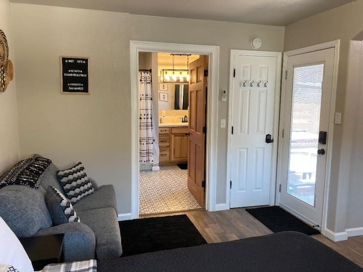 6 Miles To Sequoia + Private Hot Tub + Shared Pool - California