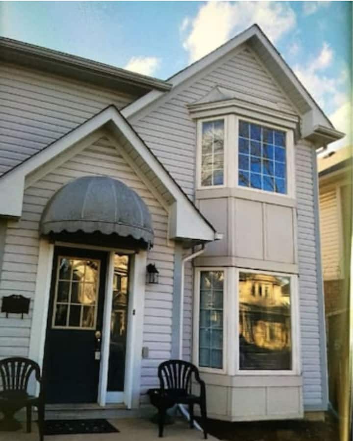 Marjan Lane Home, In A Very Quiet, Peaceful Area! - Oakville
