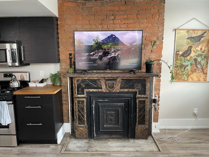 Beams Of Natural Light In A Walkable 2-bdrm Condo - Covington, KY