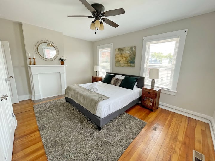 Beams Of Natural Light In A Walkable 2-bdrm Condo - Ludlow, KY