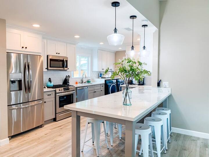 Modern 4-beds House Near Disneyland & Knott's - Anaheim, CA