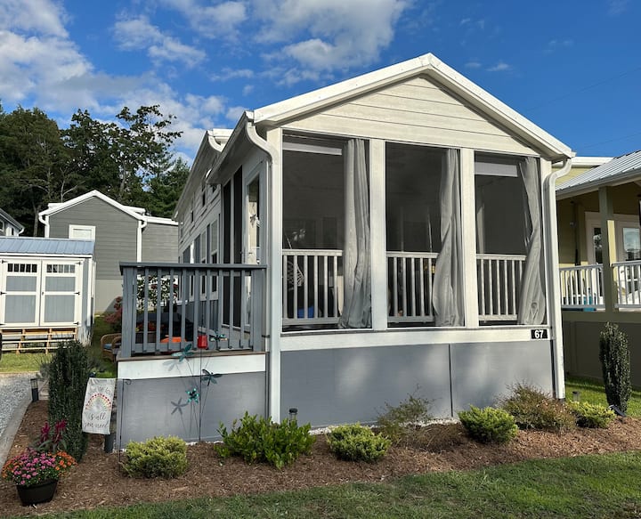 Cozy And Clean Pet-friendly Tiny Home, 1br W/ Loft - Hendersonville, NC