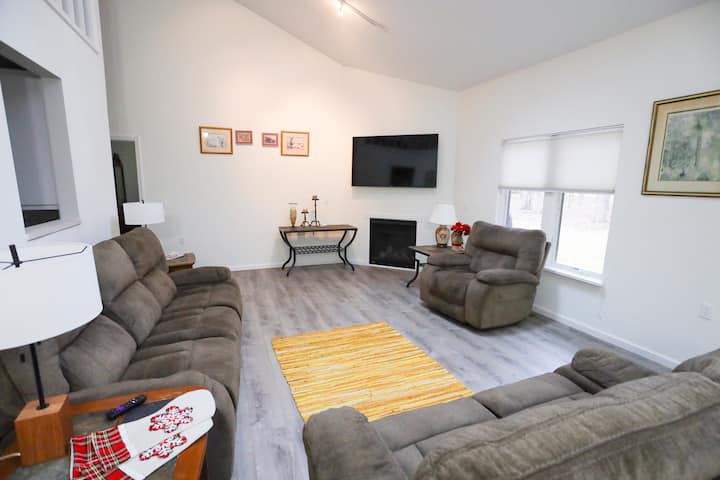 The West Wing
3717 Wrenwood - Midland, MI