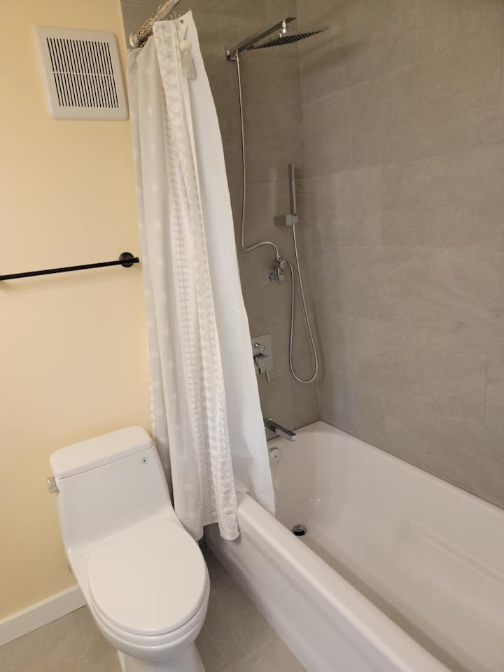 Quiet Space In Renovated House Next To Uiuc Campus - UIUC Union, Urbana
