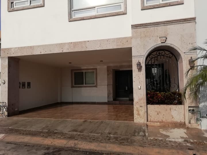 Casa Con Oficina. A 5 Min De Centros Comerciales. - Monterrey