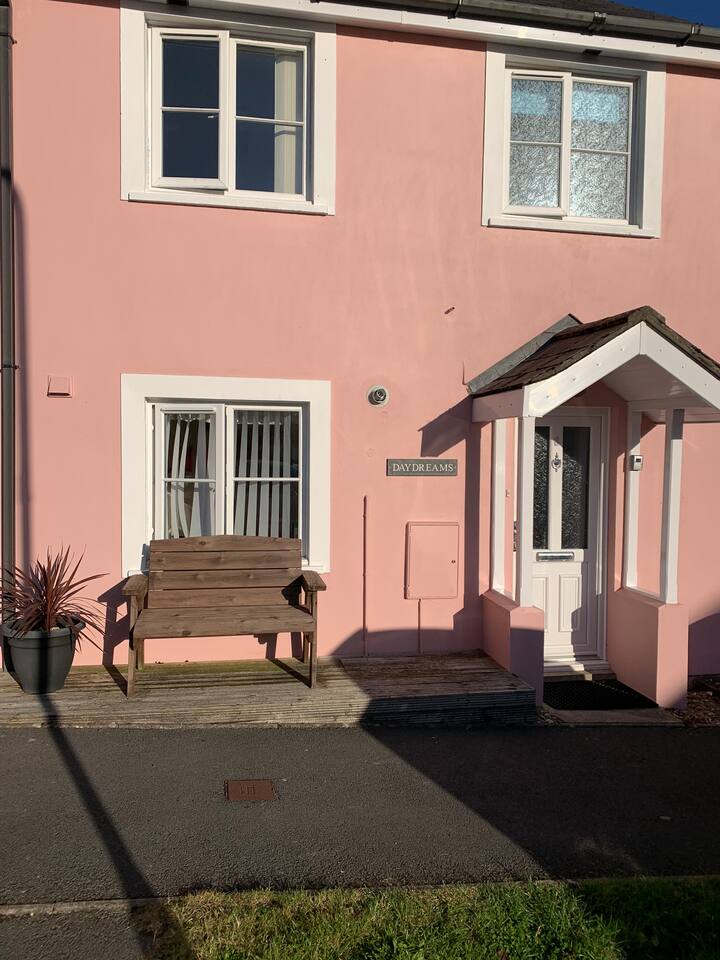 Daydreams, A Cheerful 3 Bedroom, Dog Friendly Home - Pembrokeshire