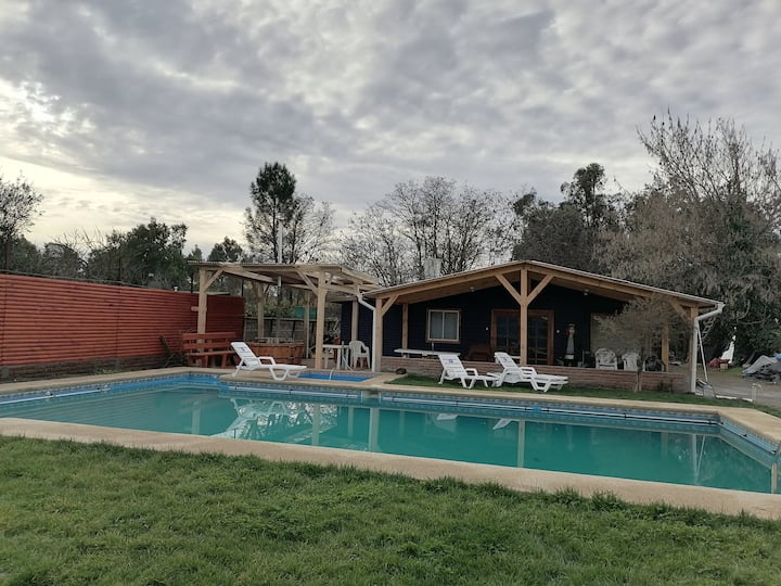 Agradable Cabaña Con Gran Piscina Y Tinaja - Quillón