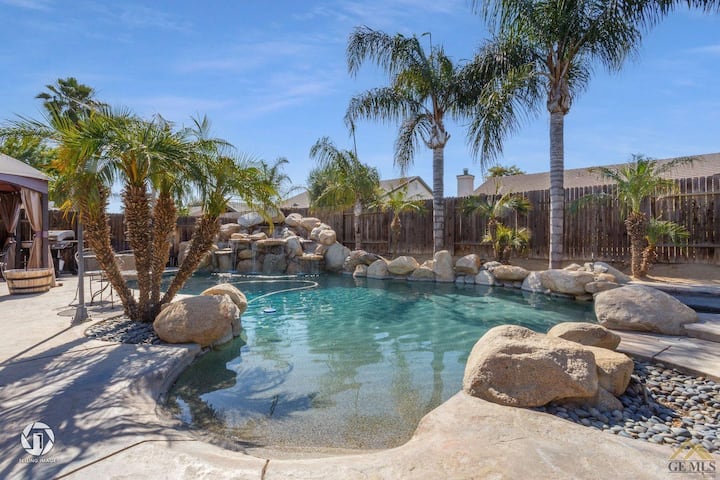 Enjoy A Mini Oasis W/ Pool Waterfall
4bd/2ba Home! - Bakersfield, CA