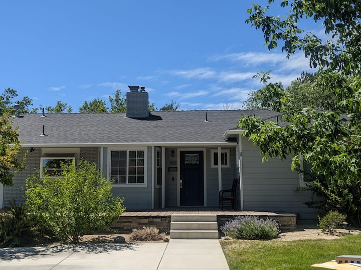 Spacious 4 Bedroom Home, Close To It All. - Reno