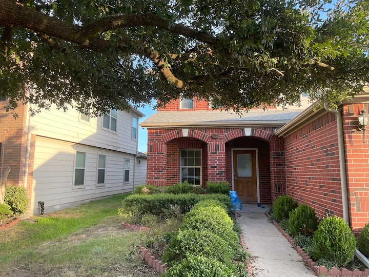 4 Bedroom With 2,680sq House Sizing - Sugar Land, TX