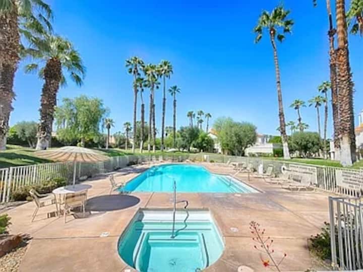 Golf Getaway Condo In Palm Desert - Palm Desert, CA