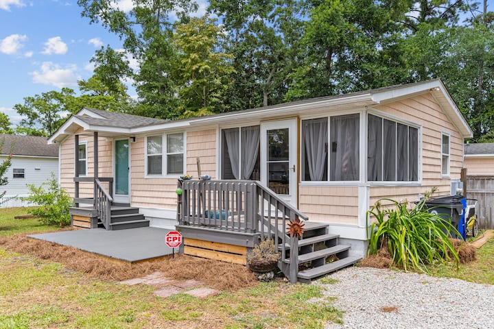 Charming Island Bungalow - Oak Island, NC