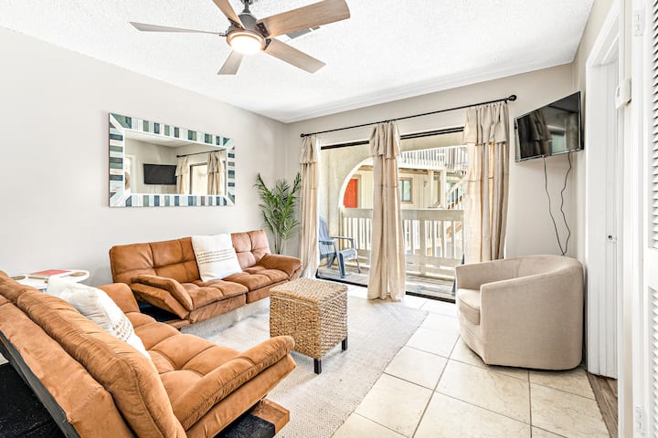 Quick Walk To The Beach, The Hangout, Bahama Bob's - Gulf Shores, AL