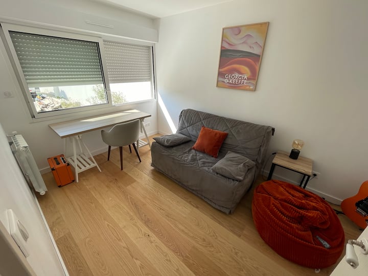 Chambre Lumineuse Dans Maison. Parking Gratuit. - La Rochelle