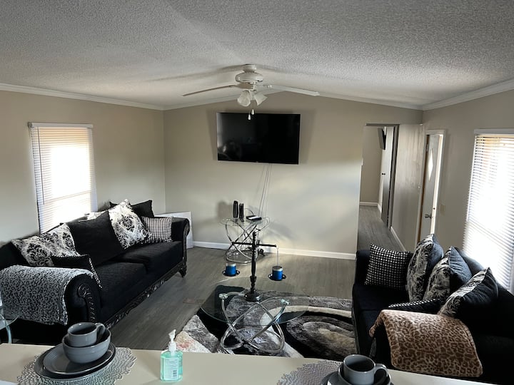 Relaxing 2 Bedroom W/ Parking - Tuscaloosa, AL