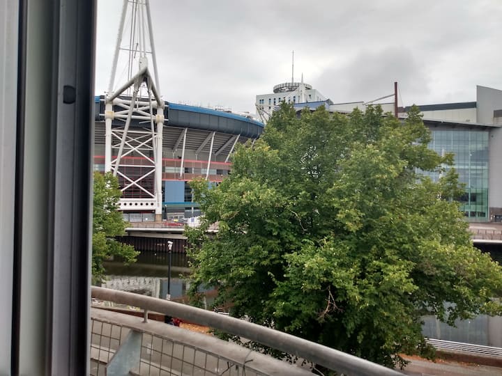 Room In Modern City-centre Apartment - Cardiff