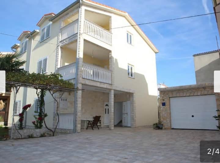 Li. Schönes Apartment Mit Terrasse - Vodice