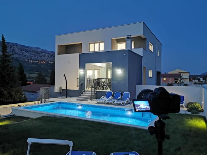 Villa Nika 
Atraktivna Villa + Bazen + Jacuzzi - Almissa