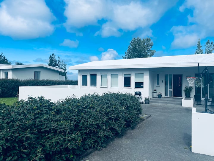 Beautiful 5 Bedroom Villa For 10+ Guests. - Islandia