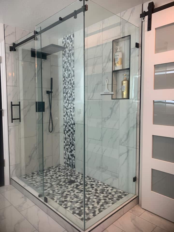 New+upscale+private+hot-tub. Near Hospital & Golf - Medford, OR