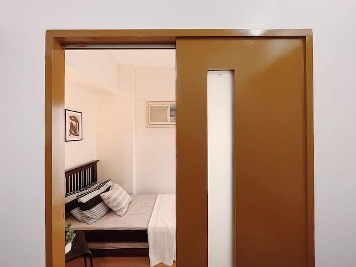 Traveler's 1-bedroom Wifi, Balcony, Kitchen, Bath - Manila