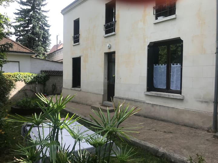 Maison De Centre-ville  De Caractère Avec Garage - Loches