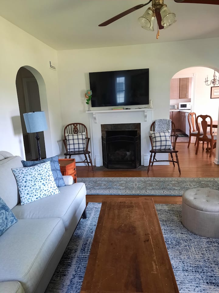Cheerful 3 Bedroom With Great Screened In Porch! - Brevard, NC