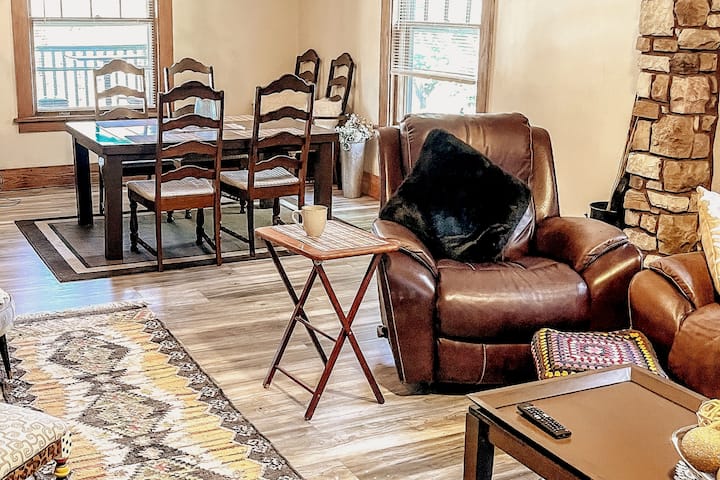 Cozy 3 Bedroom, Steps From Downtown, Free Parking - Splash Pad, Johnston