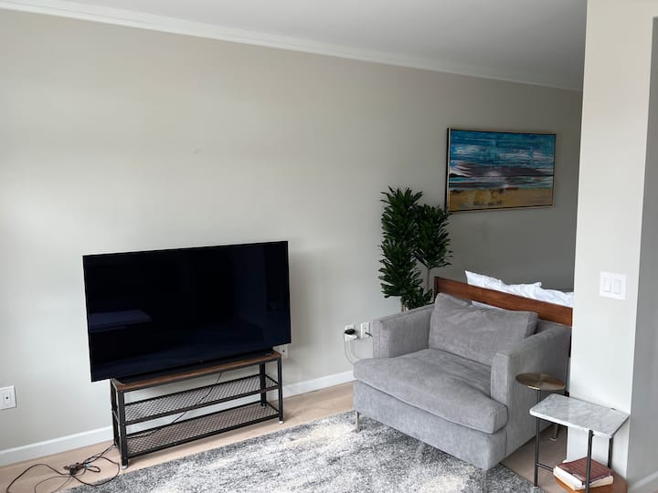 Bright And Lovely Condo With Pool Near Downtown - San Francisco, CA