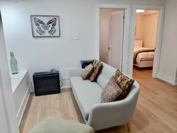 2 Bedroom, Bright And Stylish Basement Apartment - Mississauga