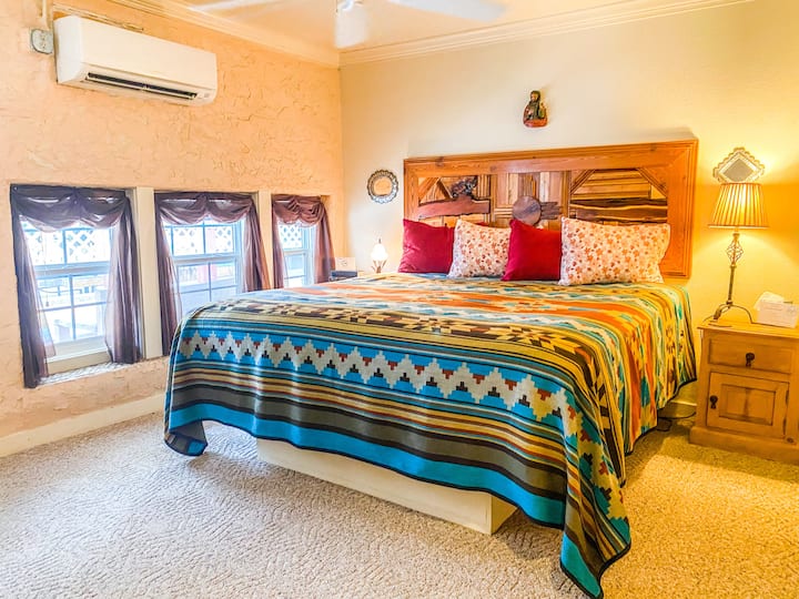 Inn At The Art Center - Santa Fe (1 King) - San Angelo, TX