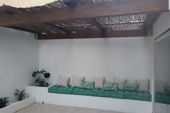 Escape Into A Charming Mediterranean Yard - Lissabon