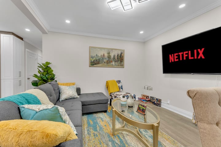 St. Joes-mohawk| King Bed | Movie Theatre | Office - カナダ ハミルトン