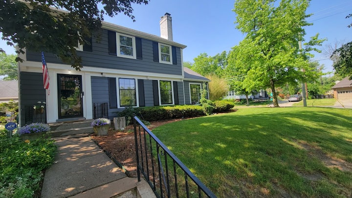Bamboo Garden.  Spacious Upper 2 Bedroom 1.5 Bath. - Fort Wayne, IN