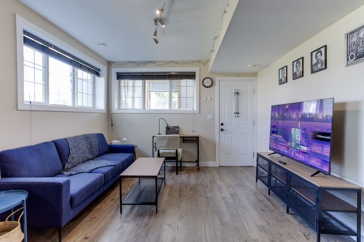 2 Bdrm Bsmt Suite W/ensuite Laundry + Free Parking - Edmonton, Canadá