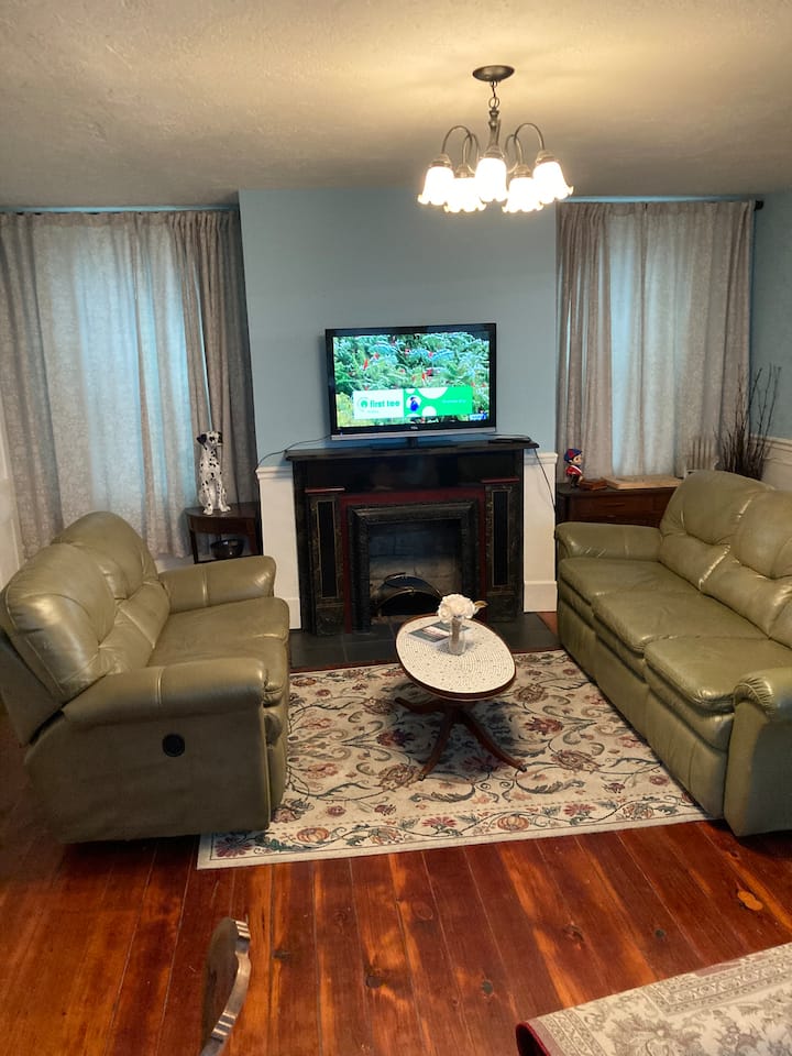 Very Small Room In 4 Br Guest House - Hot Tub! - Marblehead, OH