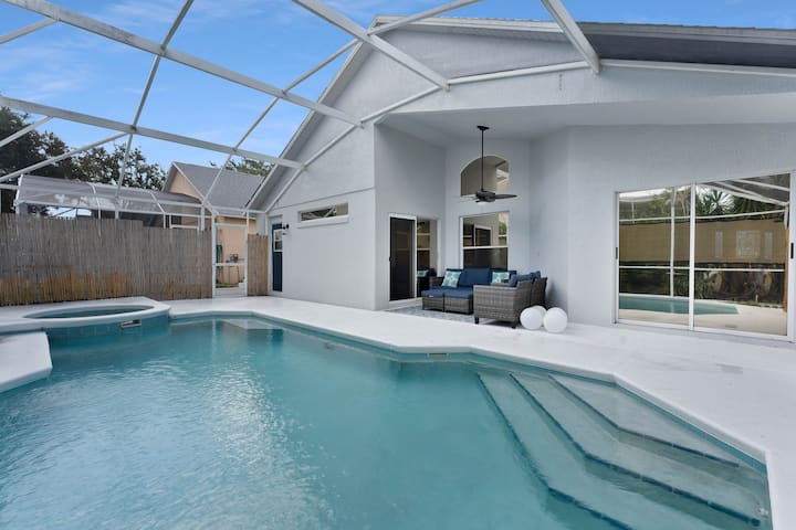 Luxury 4/3 Villa, Pool/spa Near Disney - Davenport, FL