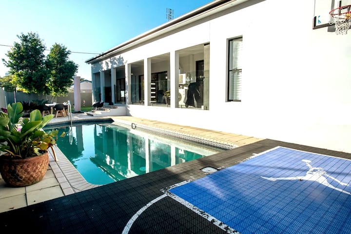Broadbeach 5br Fun Pool, Sports & Walk To Beach! - Broadbeach