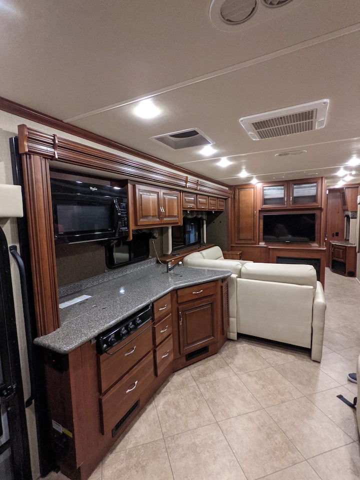 Private Beautiful Luxury Motorhome No Cleaning Fee - Madison, WI