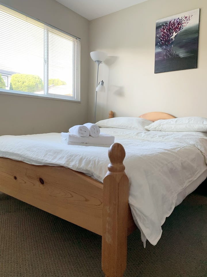 Cozy 1 Bedroom With One Queen Bed & One Couch Bed - Surrey, BC