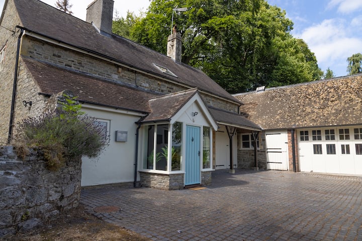 4 Bed Cottage | Sleeps 8 - Herefordshire