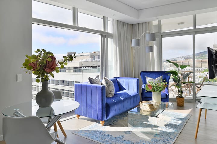 Sunny Corner Apt, 180° Ocean, City & Mntn Views - Cape Town