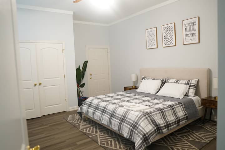 Single Cozy Bedroom With Many More. - Dallas, TX