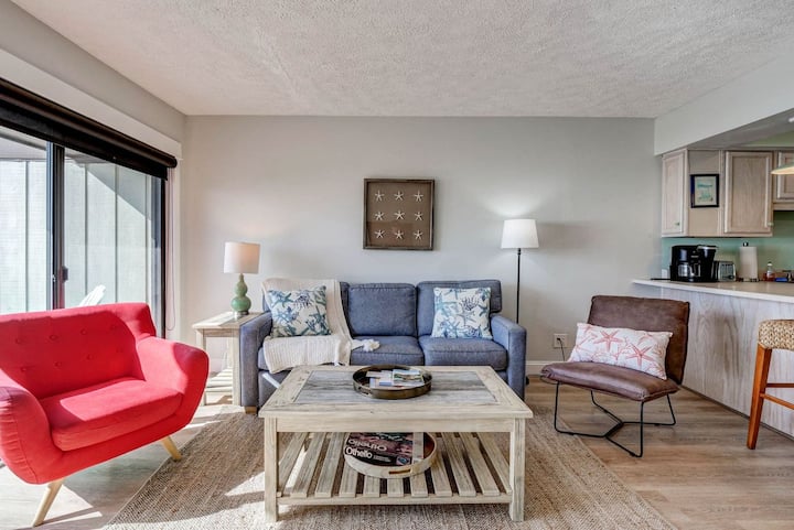 Carla's Cabana ~ Oceanfront, Balcony W/view & Pool - Carolina Beach, NC