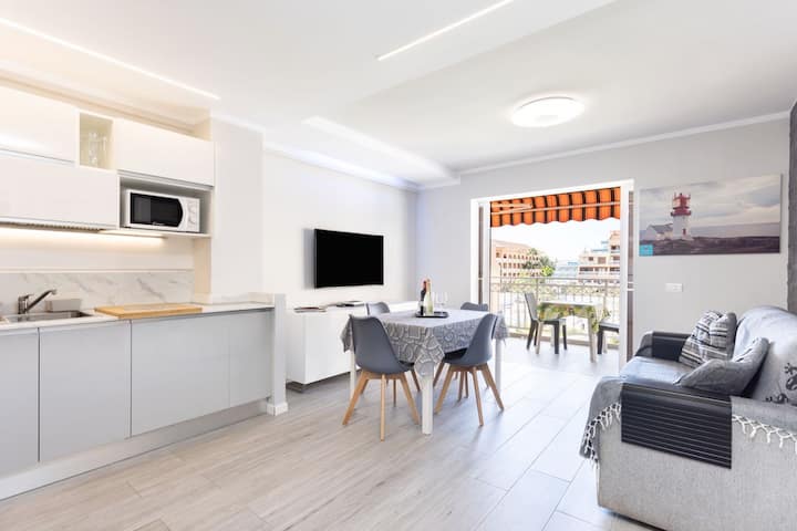 Lovely And Comfortable Frontline Apartment - Playa de las Américas