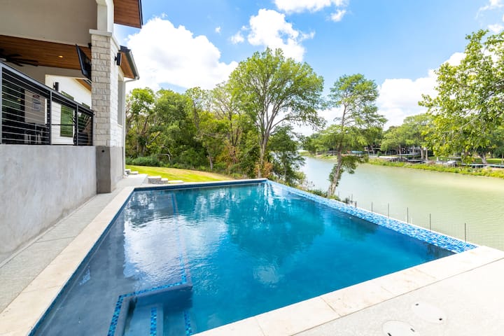 Luxury Lakefront Retreat – Pool, Hot Tub, Sleep 24 - Seguin