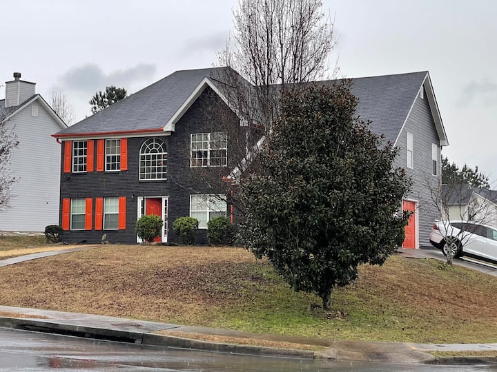 Colonial Rental With Tesla Ev Charger - Riverdale, GA