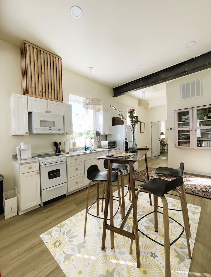 Downtown Residential Suite Across From The Beach - Colonial Beach, VA