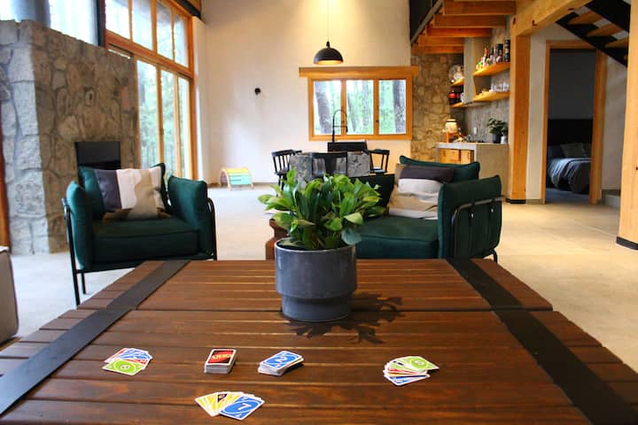 Cómoda Cabaña Moderna Con Muebles De Diseñador. - Tapalpa