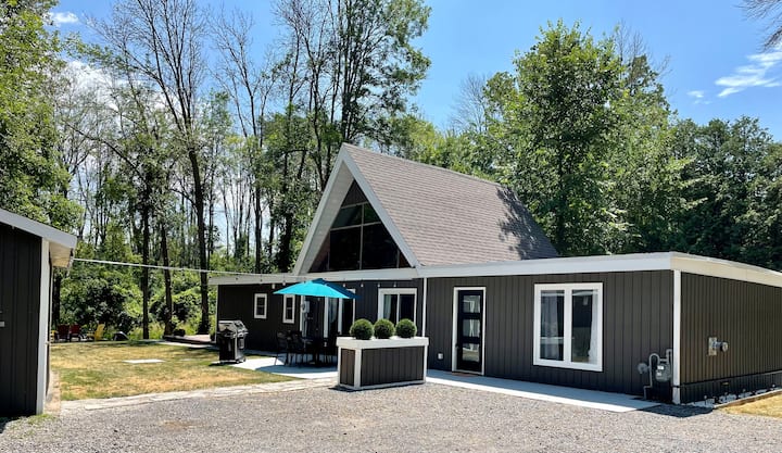 Llama Llama Cozy Cottage - Napanee